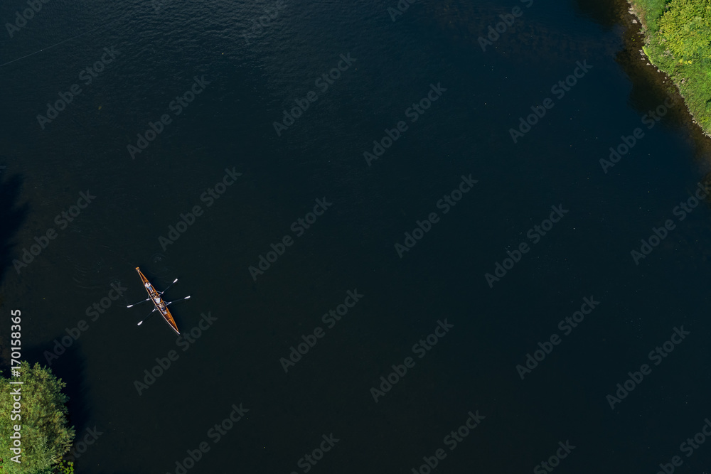 Luftbild - Drei Männer rudern auf dem Fluss mit einem zweier Ruderboot ...