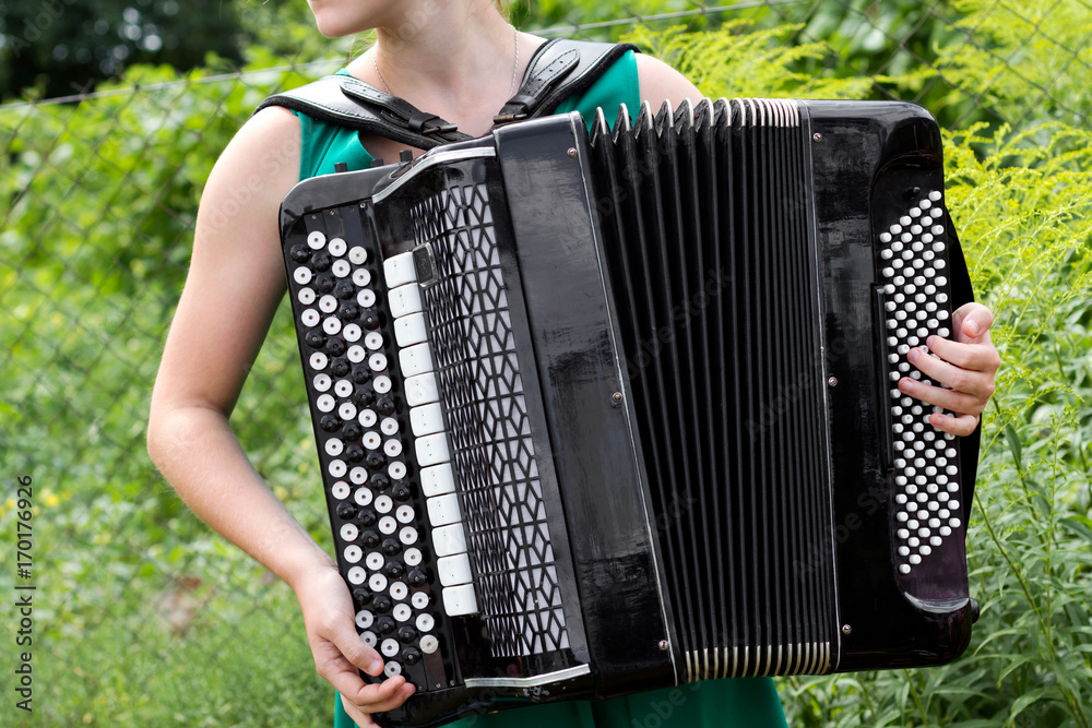 Girl Musician Plays The Russian Bayan Button Accordion Stock Foto