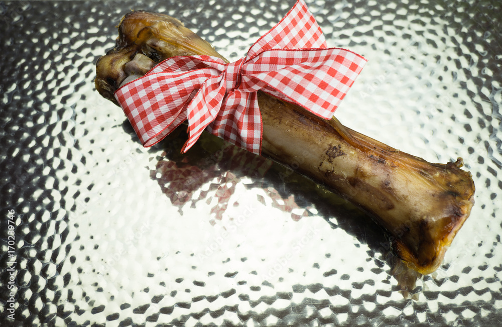 Getrockneter Kalbsknochen mit Schleife, Textfreiraum Stock Photo ...