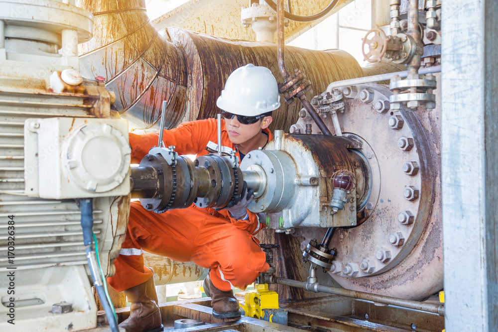 Foto de Offshore Oil Rig worker, Mechanical technician inspecting oil ...