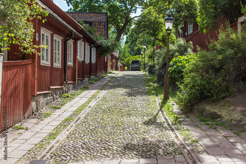 Gamla fina och traditionella kulturskyddade trähus med med täppor bakom ...