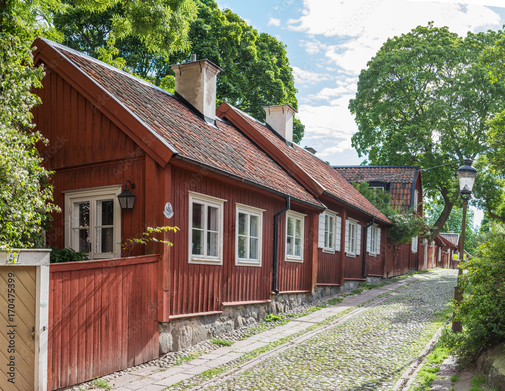 Gamla fina och traditionella kulturskyddade trähus med med täppor bakom ...