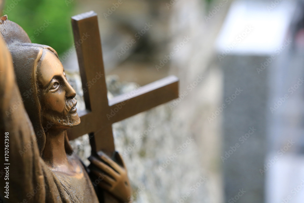 Jésus-Christ portant la croix. Cimetière. Jesus Christ carrying the ...