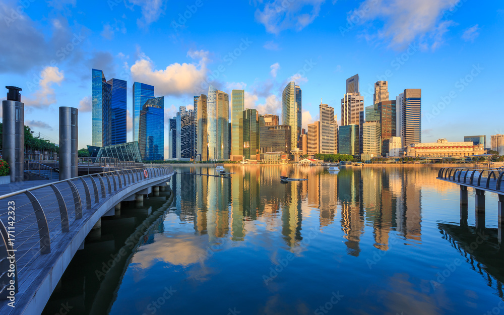 City view of Singapore financial district and business building ...