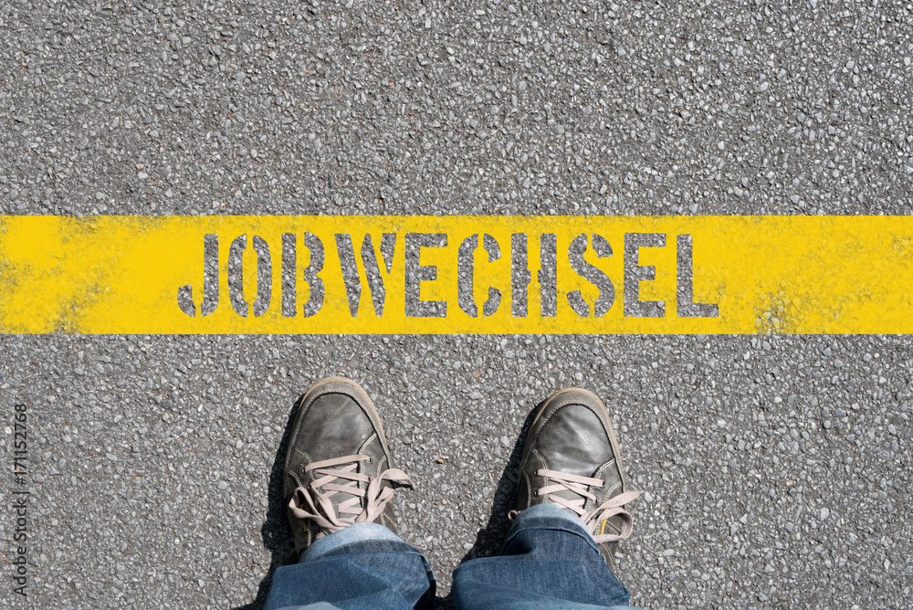 Ein Mann steht vor einem Jobwechsel Stock-Foto | Adobe Stock