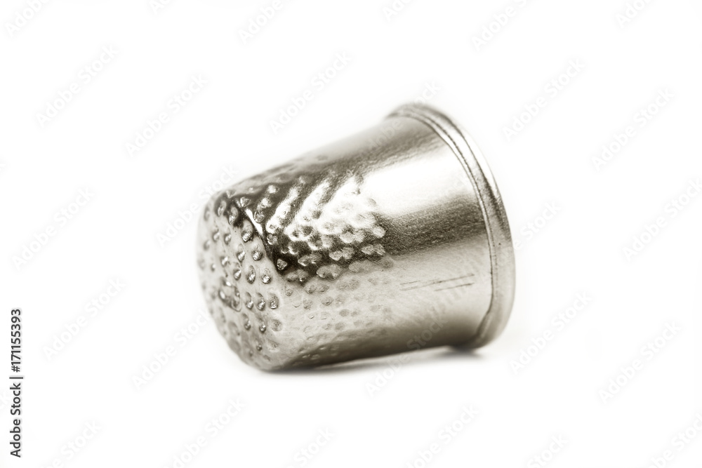 Dedal de metal plateado sobre fondo blanco aislado. Vista de frente y ...