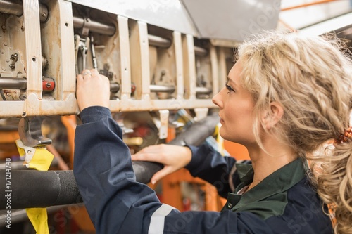 Female aircraft maintenance engineer working over an aircraft Stock ...