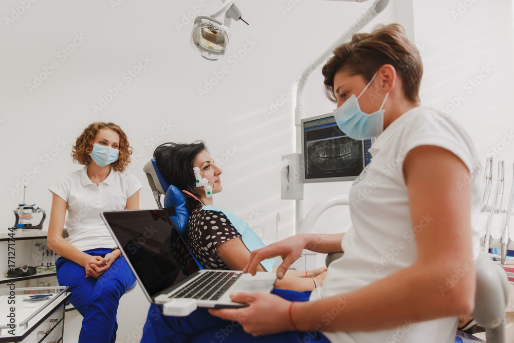 Setting and determining bite and position of jaws with the help of a ...