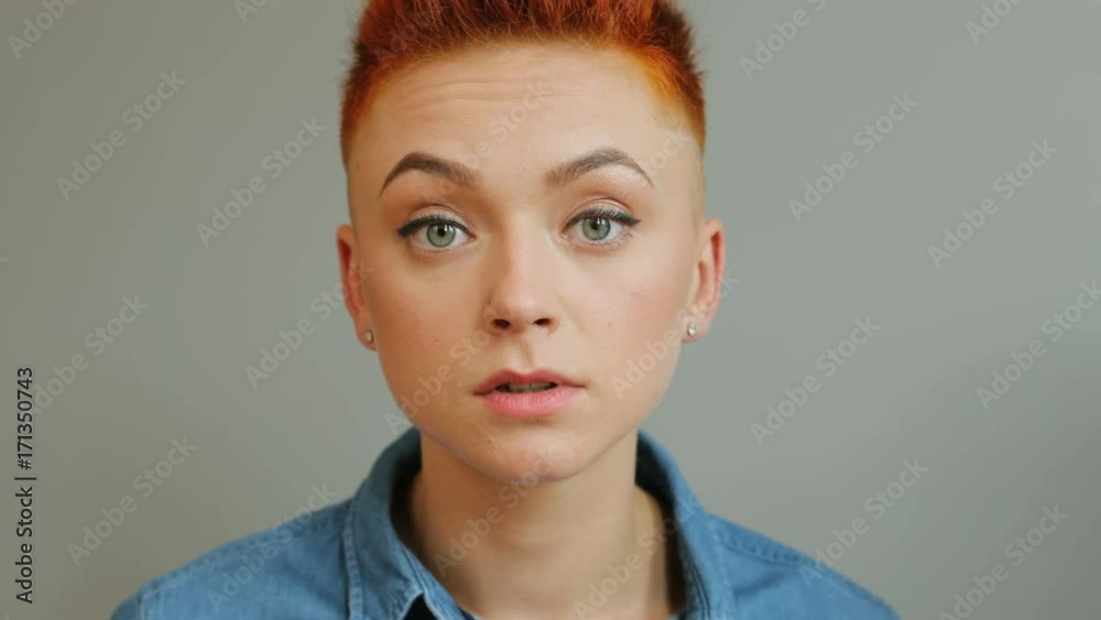Vidéo Stock Angry Red Hair Young Woman Screaming While Talking During