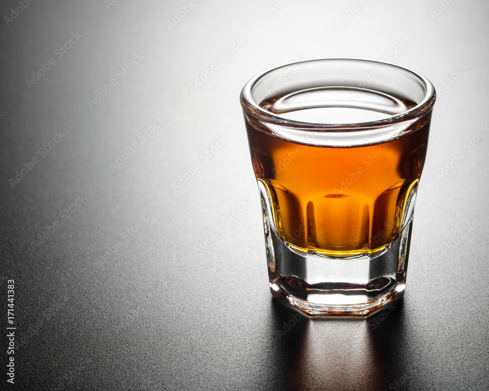 Whisky shot foto de Stock | Adobe Stock