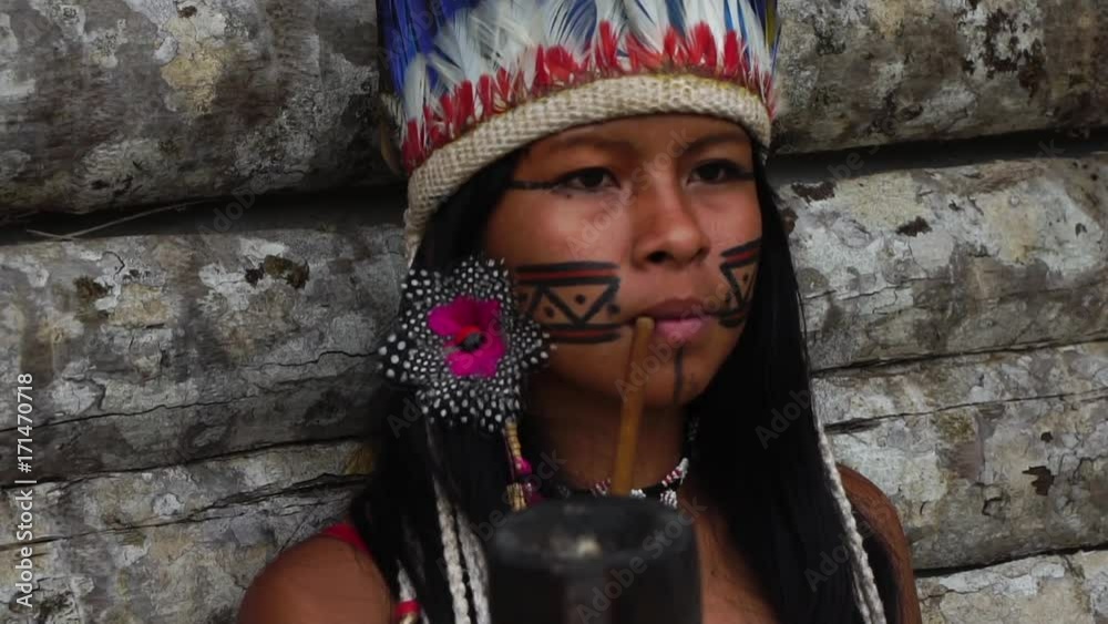 Indigenous Woman Smoking Pipes in a Tupi Guarani Tribe, Brazil vídeo de ...