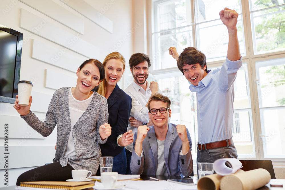 Team jubelt mit geballten Fäusten Stock Photo | Adobe Stock Team jubelt mit geballten Fäusten Stock Photo | Adobe Stock