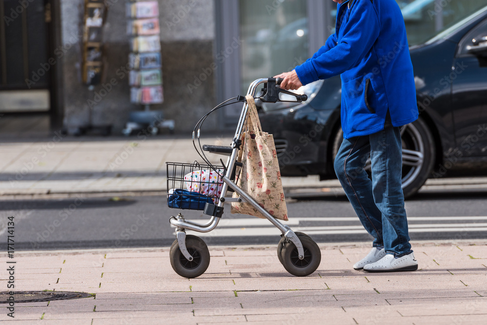 Alte Frau mit Rollator Stock-Foto | Adobe Stock