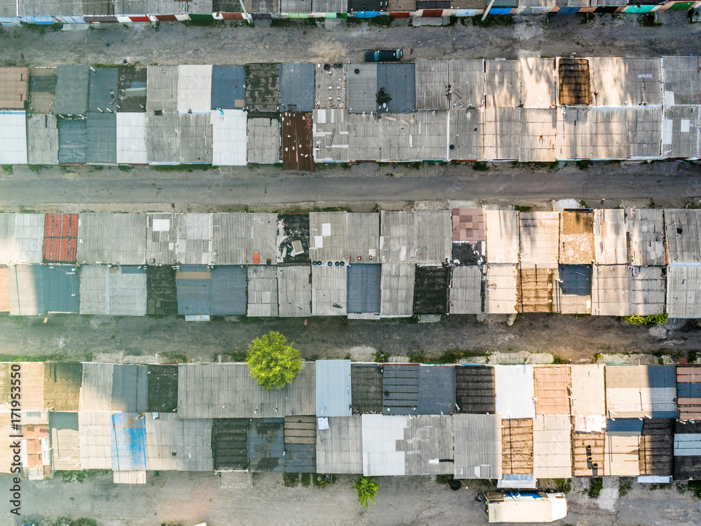 Foto de Dilapidated old shack looking one story buildings sitting in ...