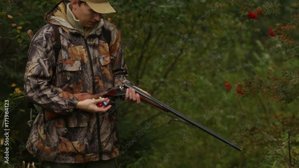 Hunter charges a hunting rifle with cartridges vídeo do Stock | Adobe Stock