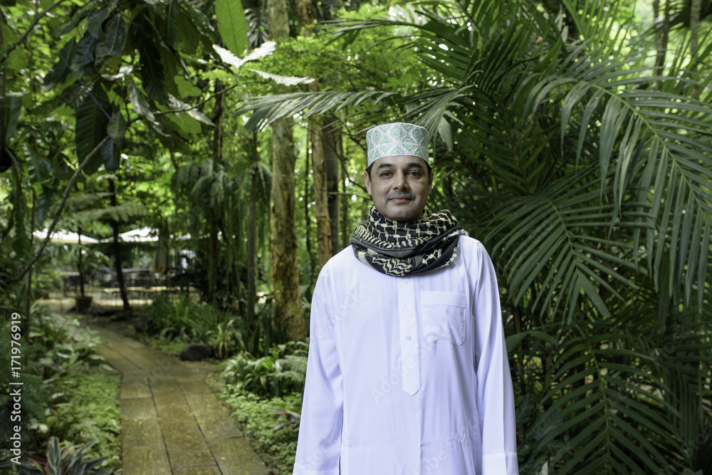Portrait of smile handsome Arab muslim man in meshlah - white dress and ...