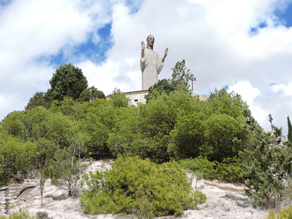 Y en lo alto de un otero palentino se yergue El Cristo del Otero Stock ...