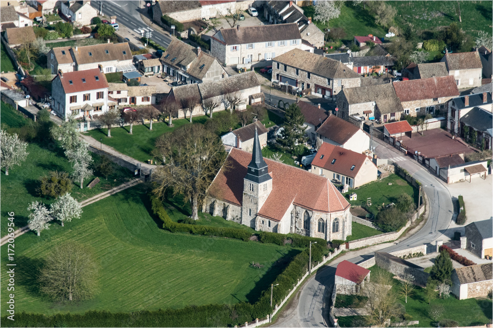 Vue aérienne du village typique français de Le-Mesnil-Simon en Eure-et ...