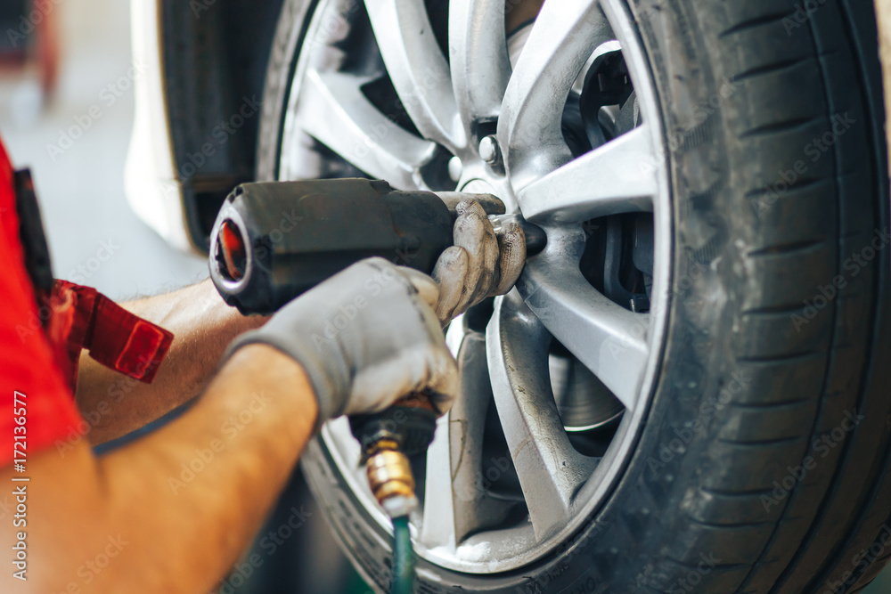 Installation and inspection of wheels on the car. Torsion of wheels ...
