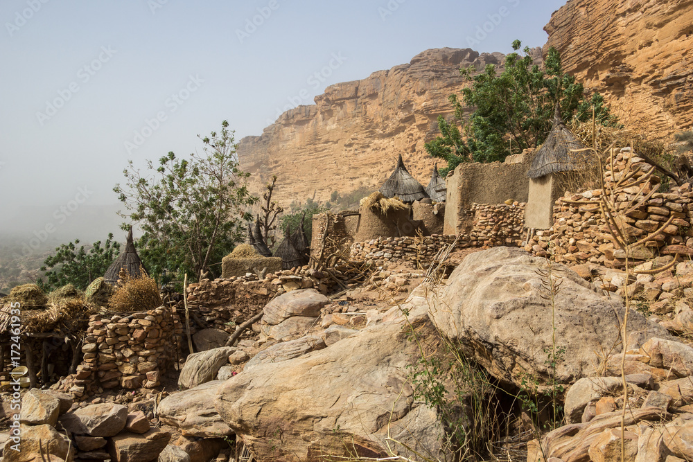 Dogon buildings in the Bandiagara Escarpment in the sahel of Mali Stock ...