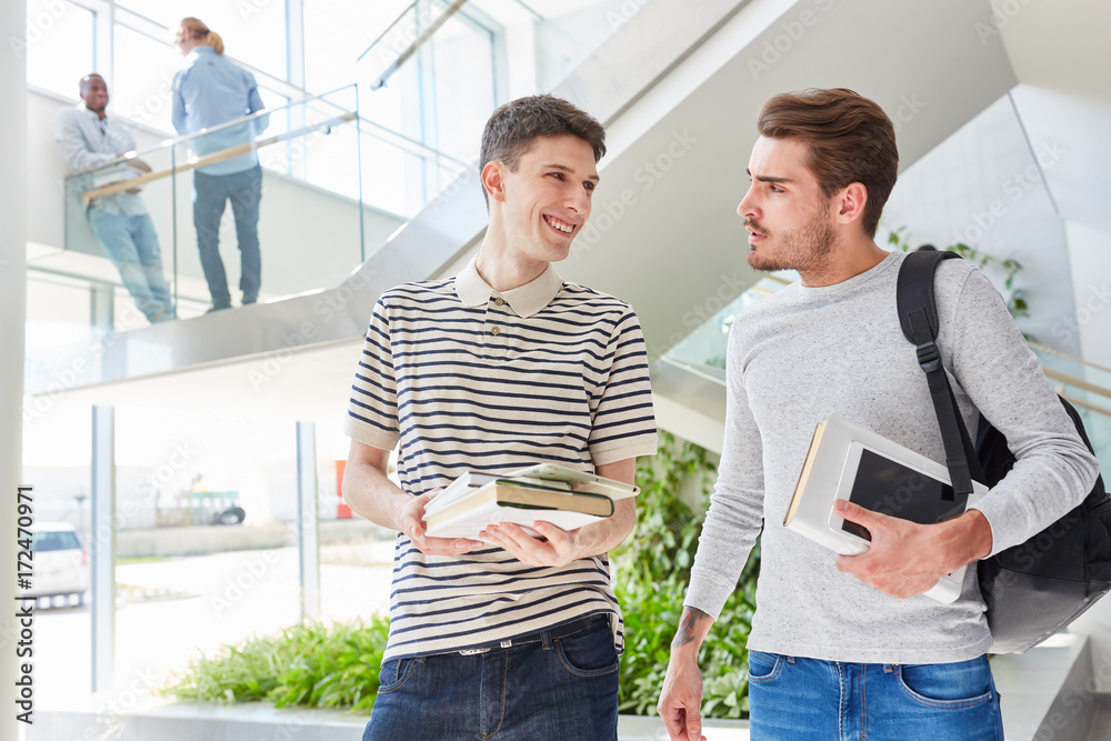 Zwei Studenten stehen zusammen Stock Photo | Adobe Stock