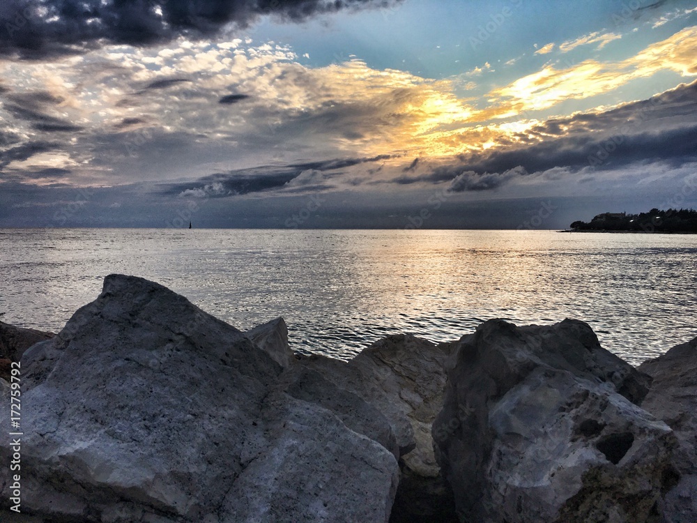 Foto Stock Panorama di mare con scogli | Adobe Stock