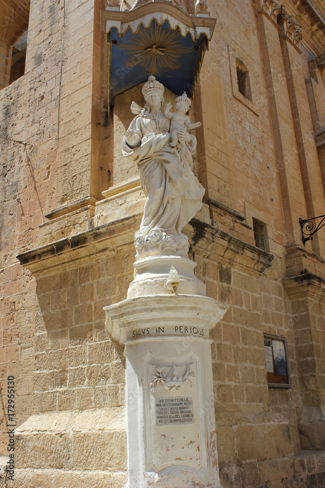 Statue: Maria Mutter Gottes mit dem Jesukind in der Altstadt von Mdina ...