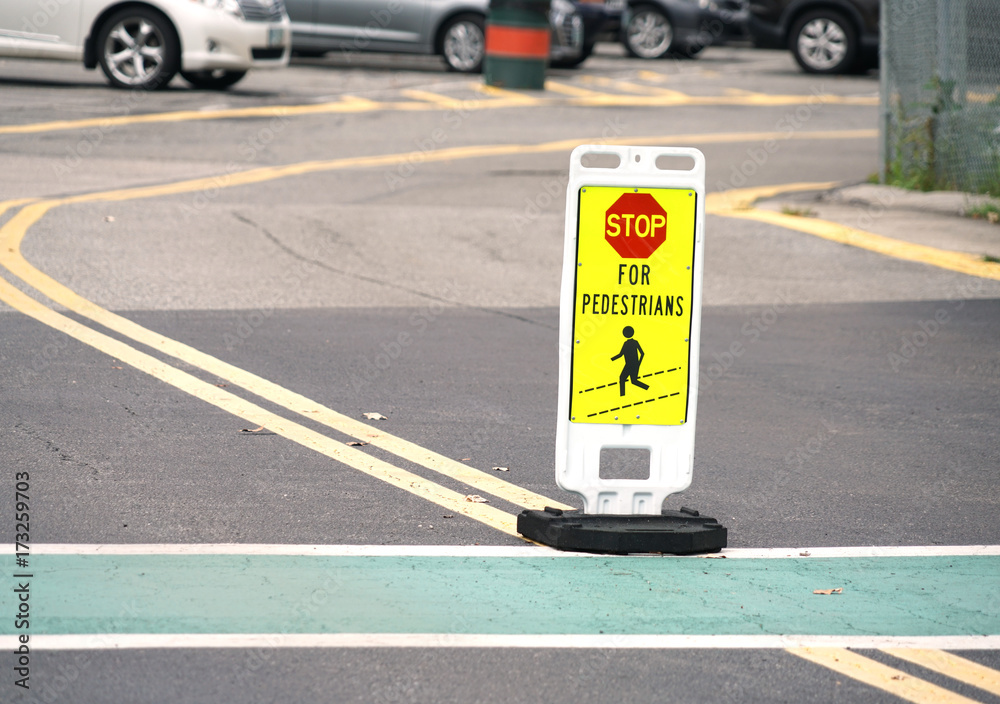 Foto de Stop sign and pedestrian crossing on the street do Stock ...