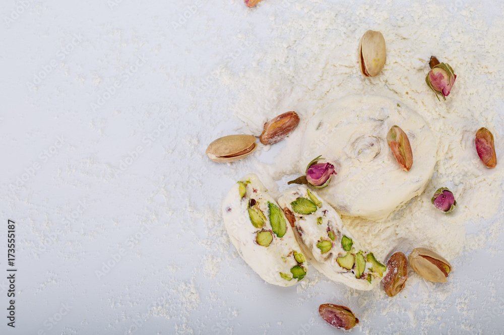 Foto de Top view Traditional Iranian and Persian pieces of white nougat ...