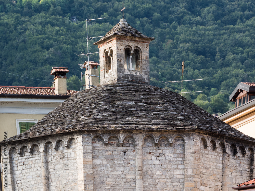 antica chiesa romanica con le absidi ricoperte da beole Stock Photo ...