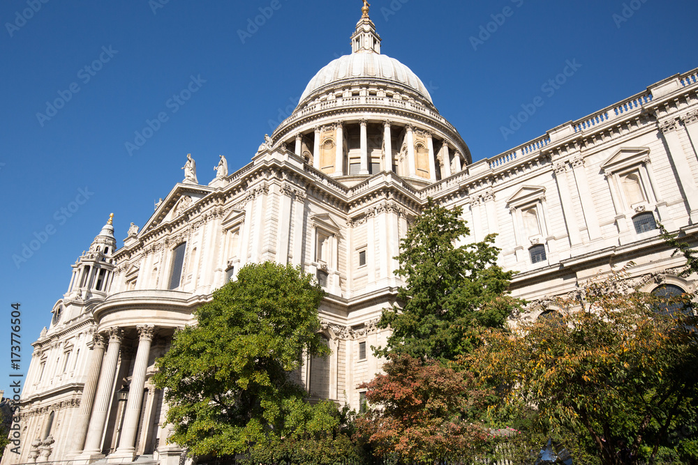 St Pauls Cathedral at 365 feet (111 m) high, it was the tallest ...