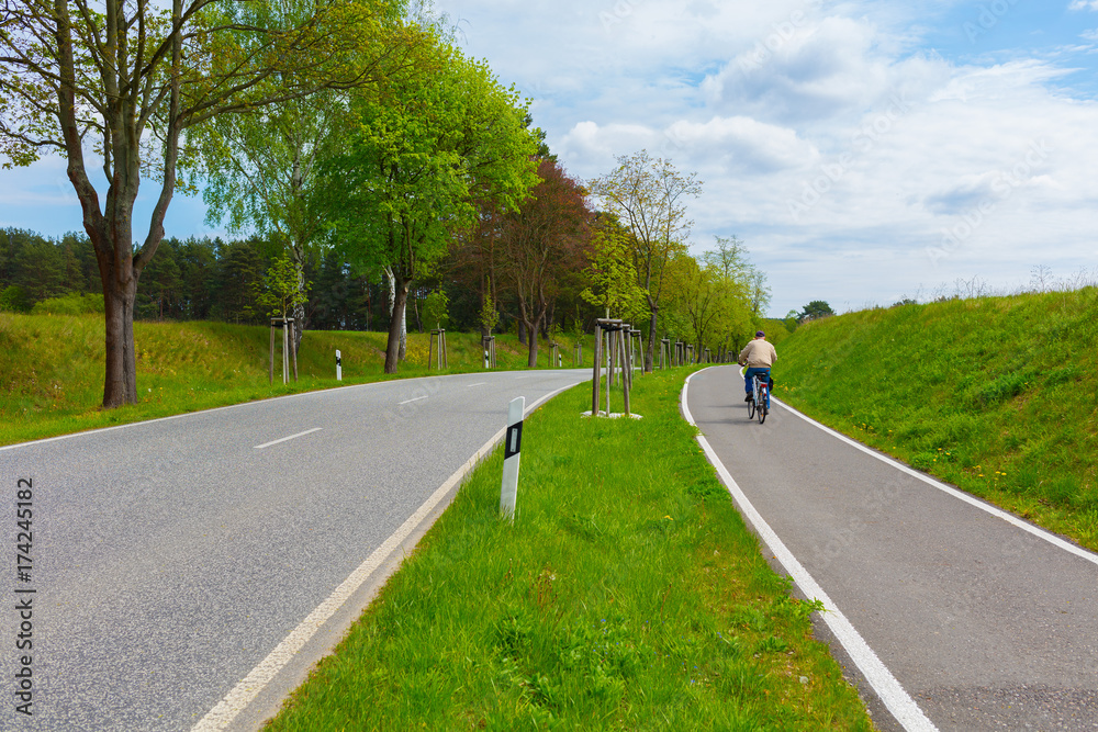 Deutschland: Neue Strasse mit Radweg / Radfahrer in grüner Natur ...