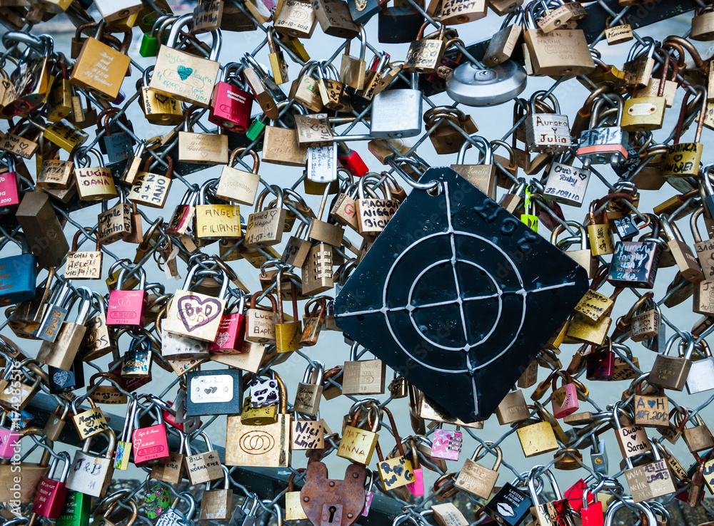 Love lock in shape of shooting target at lovelocks bridge in Paris ...