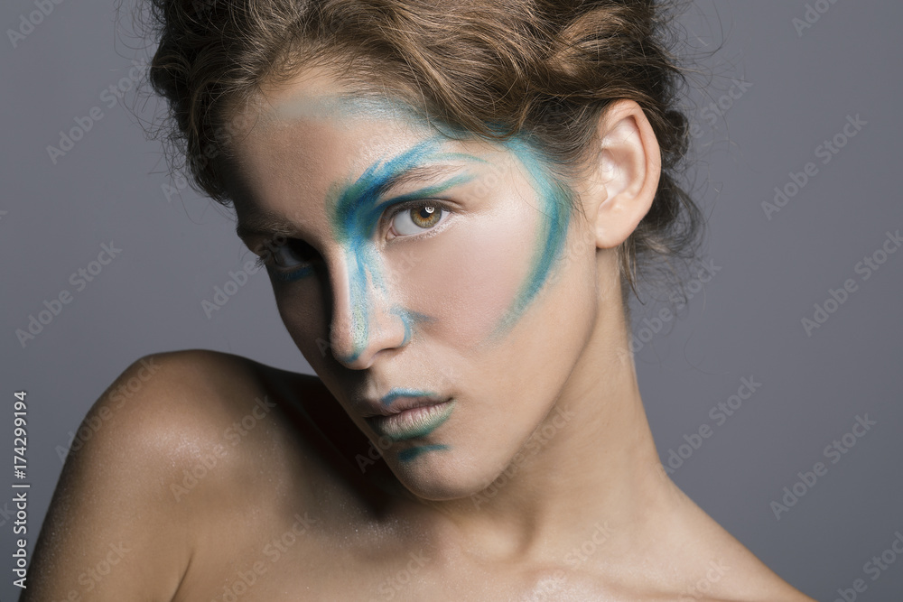 Modella con make-up colorato sul volto foto de Stock | Adobe Stock