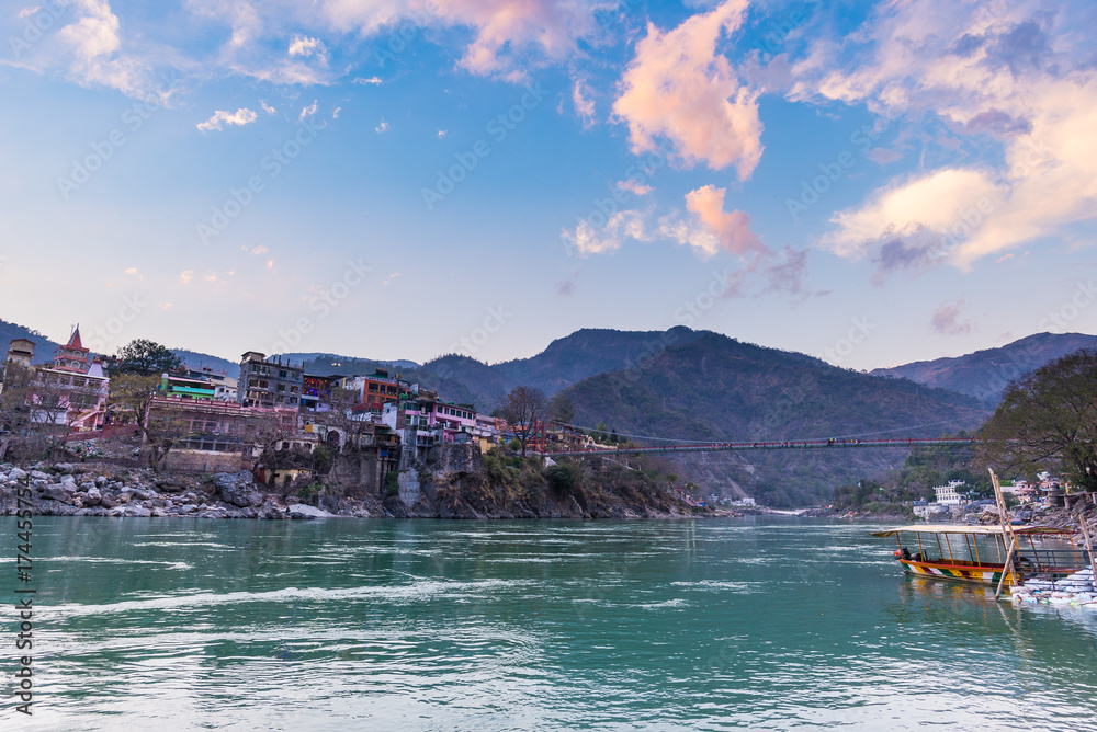 Foto de Cityscape of Rishikesh at sunset, holy town and travel ...