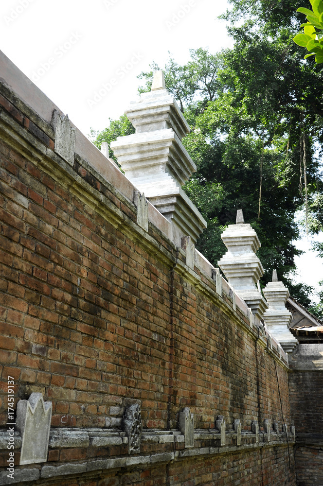 Foto de Stone work design and detail at Old Masjid Besar Mataram ...