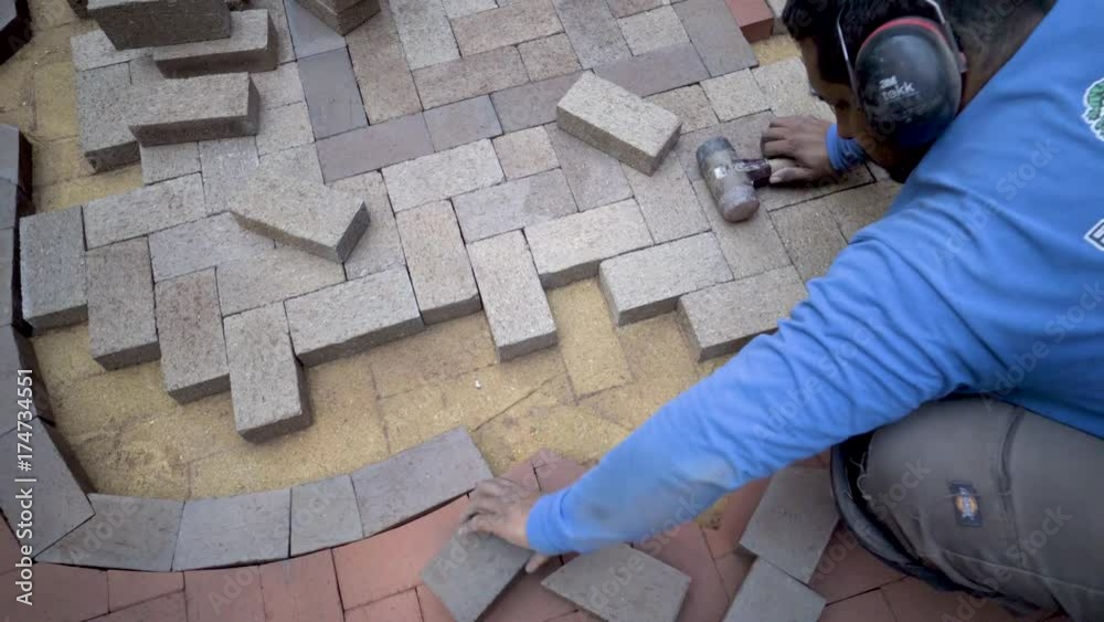 Pulling the bricks already cut for the outline of the emblem, the brick ...