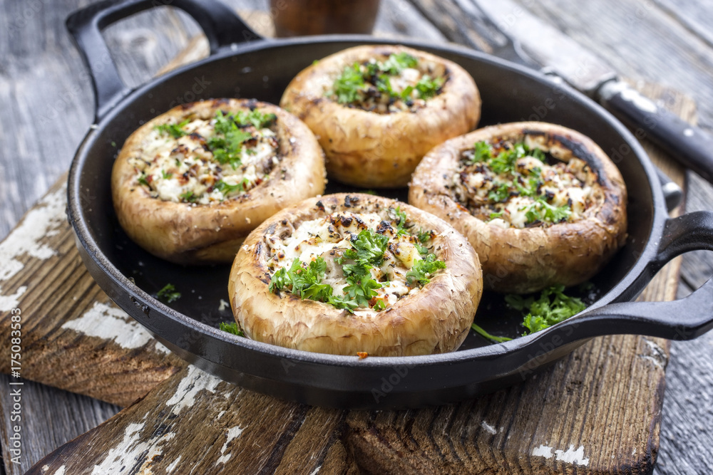 Foto de Traditional Italian mushroom caps stuffed with feta as close-up ...