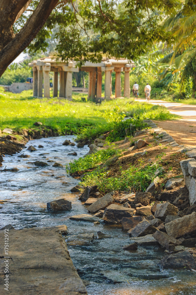 Foto de Ancient ruins on the way to the Lakshmi Narasimha Temple and ...