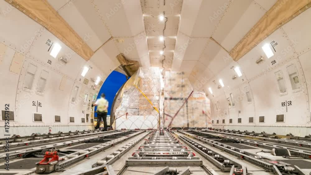 Loading air cargo freighter inside aircraft - Zoom out Stock 비디오 ...