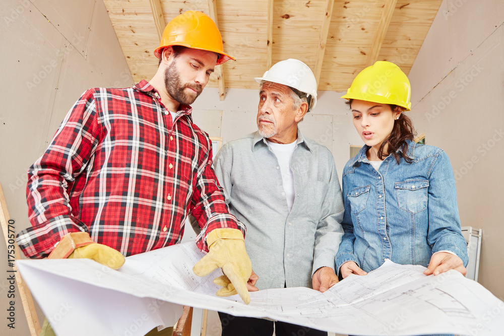 Handwerker und Vorarbeiter planen in Teamwork Stock 写真 | Adobe Stock