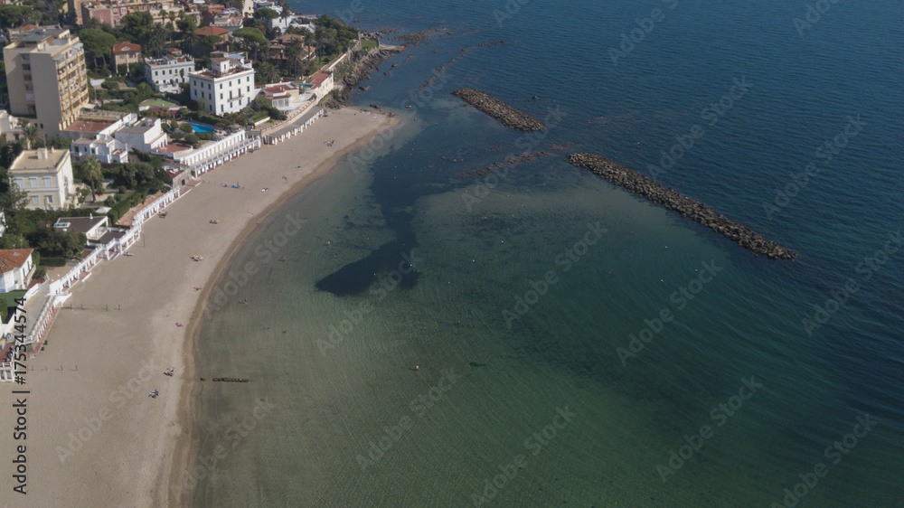 Vista aerea panoramica della spiaggia di Santa Marinella, in provincia ...
