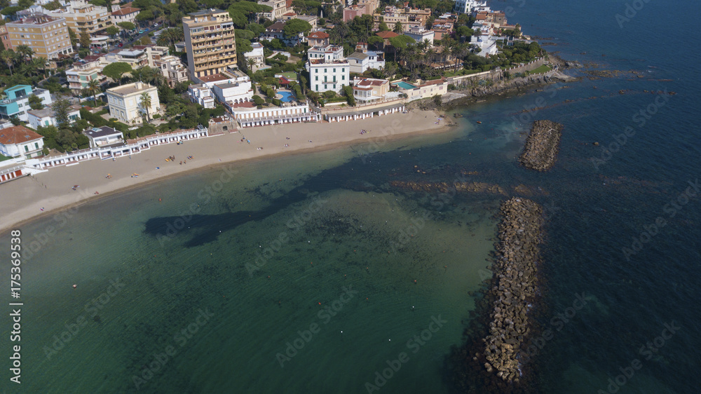 Vista aerea panoramica della spiaggia di Santa Marinella, in provincia ...