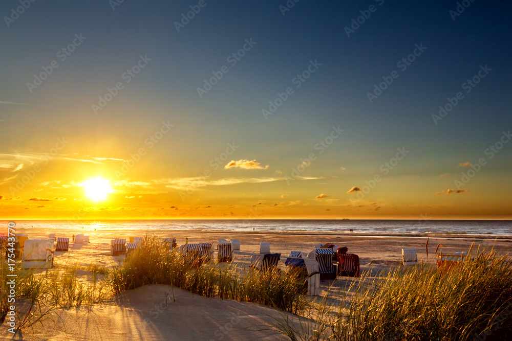 Foto de Sonnenuntergang am Strand auf der ostfriesischen Nordseeinsel ...