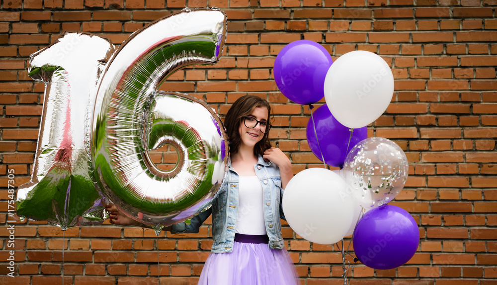 the girl celebrates her sixteenth birthday, a photo shoot with balloons ...
