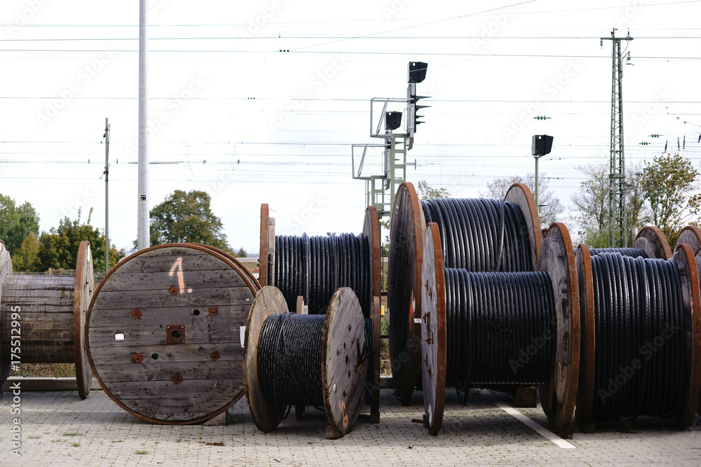 Kabelrollen / Große Kabelrollen aus Holz mit Elektrokabeln für den ...