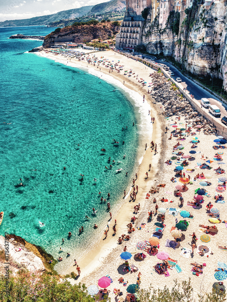 Overhead view of people at the beach, holiday concept in Tropea foto de ...