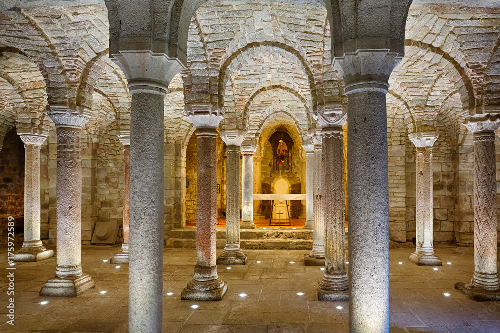 Foto de Interior of an old underground crypt with an altar do Stock ...