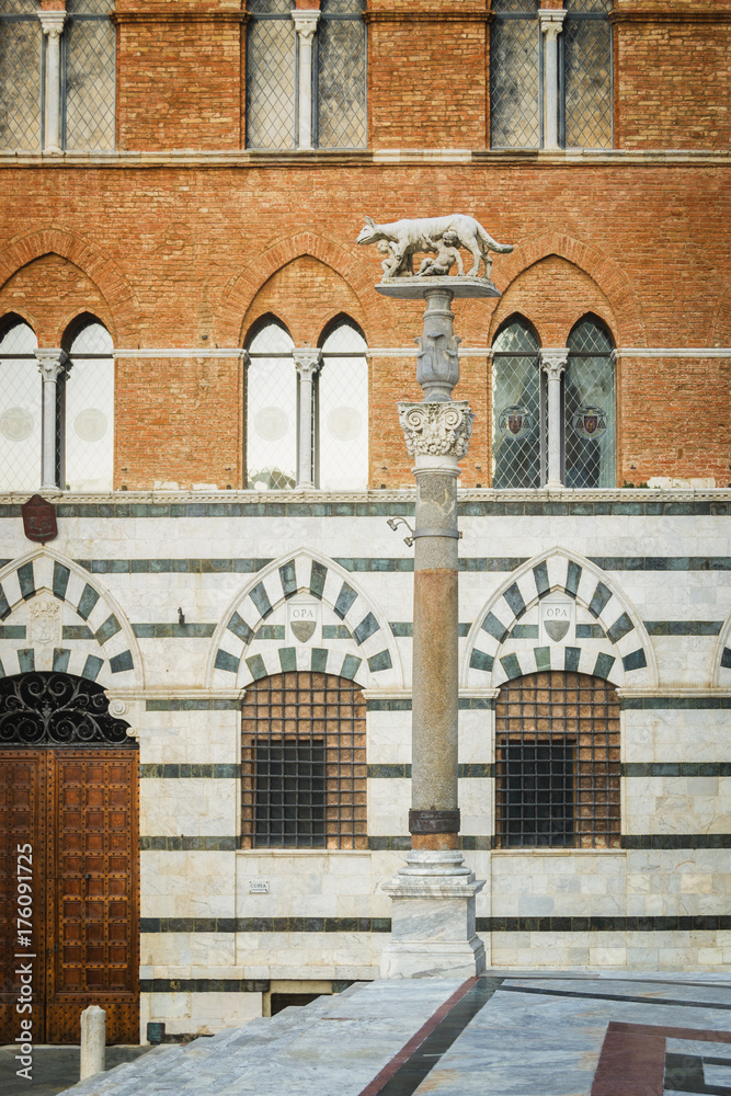 Poster Siena Statue of Romulus and Remus – Wall Art | UkPosters