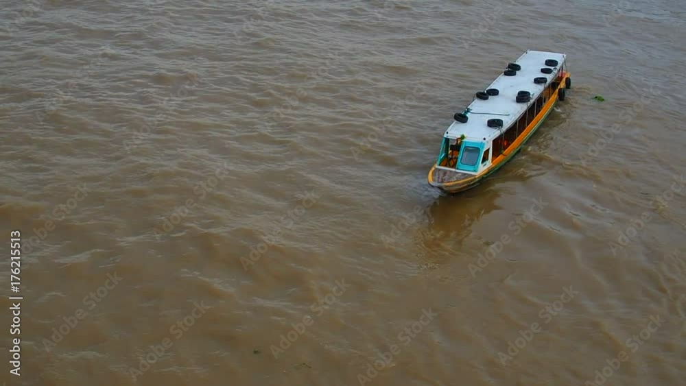 Vidéo Stock Floating white roof wooden public transport boat stopping ...